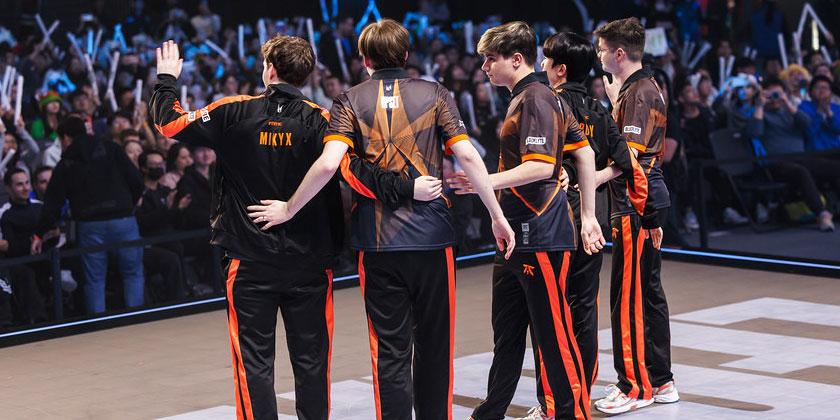 Fnatic éliminée des Worlds 2025, Grabbz évoque « une équipe qui est ...